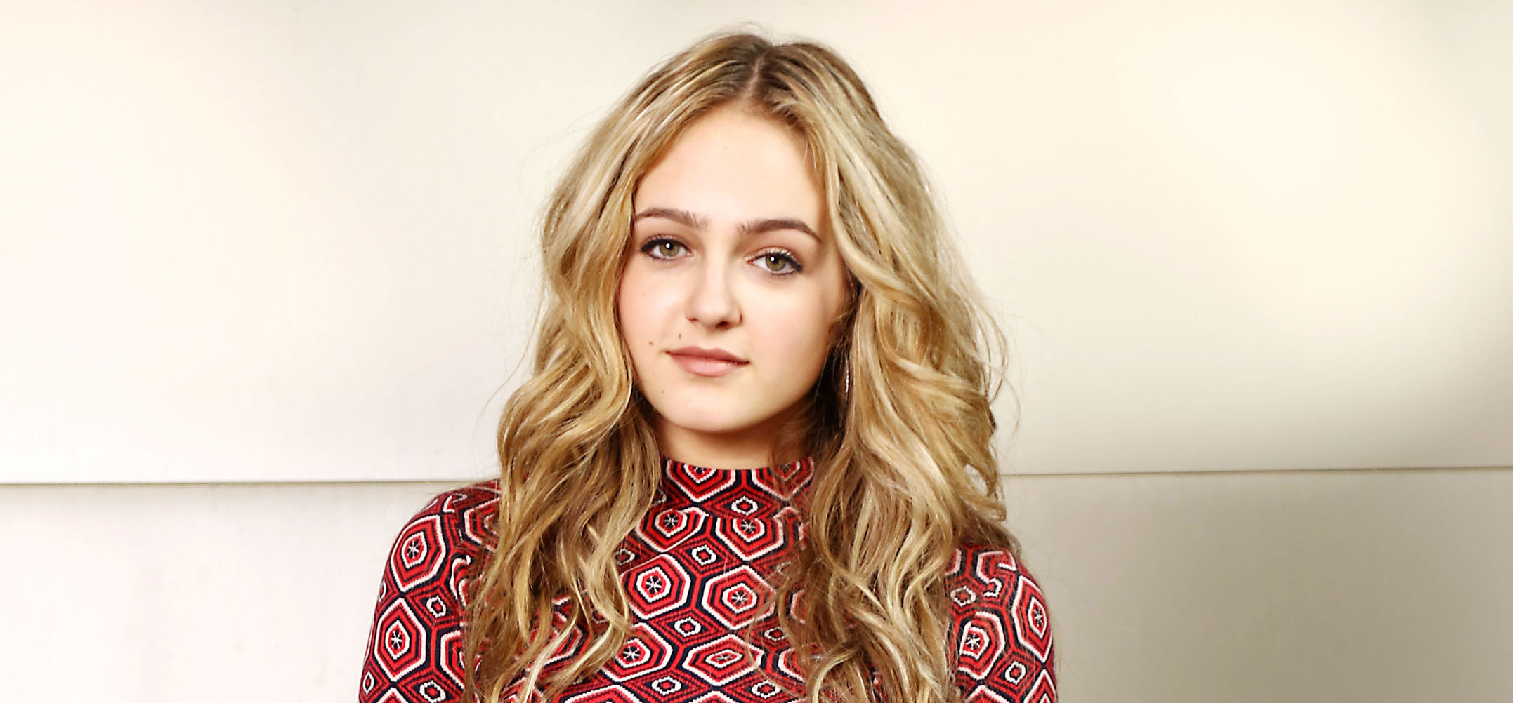 Sophie Reynolds Likes To Text In All Caps Sophie Reynolds Just 