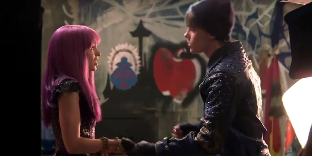 VIDEO: Thomas Doherty’s Harry Hook Debuts In ‘Descendants 2′ First Look ...