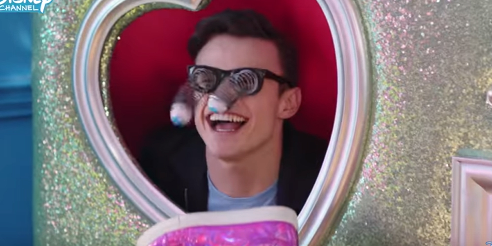 Thomas Doherty & Sophie Simnett Share New ‘The Lodge’ Music Video ...