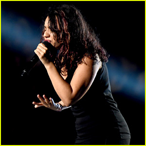 Alessia Cara Performs ‘Scars to Your Beautiful’ at MTV VMAs 2017 ...