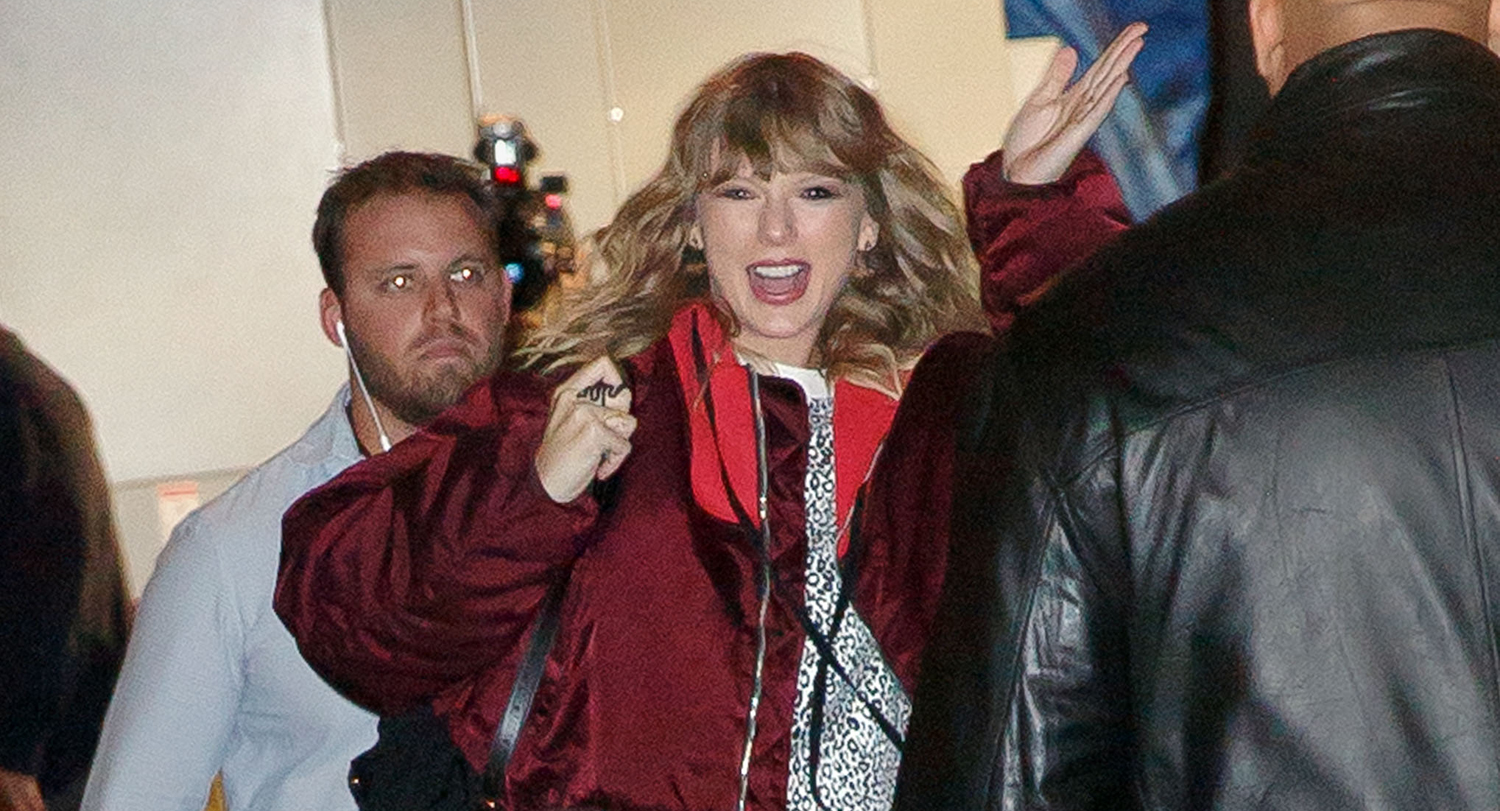 Taylor Swift is All Smiles While Hanging With Fans at Pop-Up Shop ...