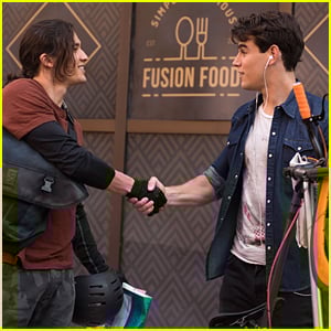 Simon Meets Future Roommate Jordan Kyle in ‘Shadowhunters’ Season 3 ...