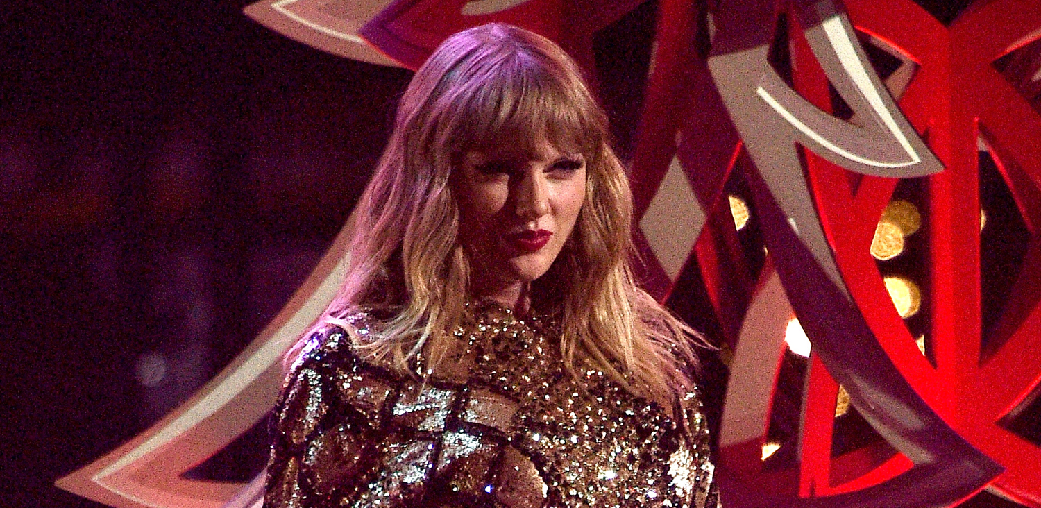 Taylor Swift’s Holiday Cards Had Snakes On Them! | Taylor Swift | Just ...