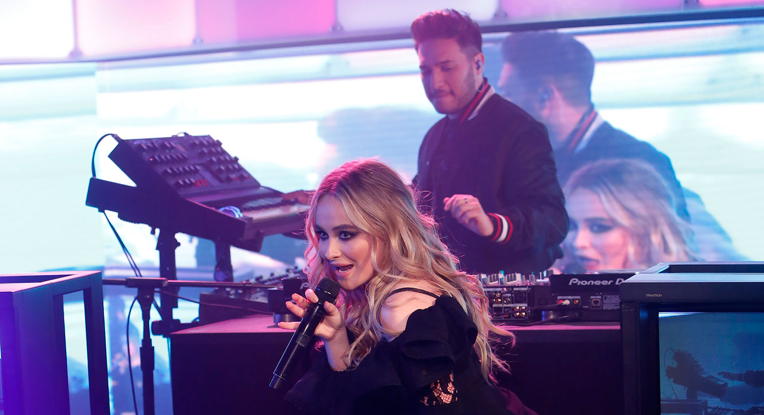 Sabrina Carpenter & Jonas Blue Perform ‘Alien’ on ‘Jimmy Kimmel Live ...
