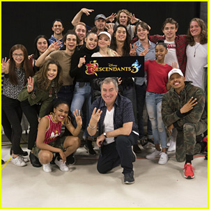 Dove Cameron & Sofia Carson Gush Over ‘Descendants 3′ Cast: ‘I Am ...