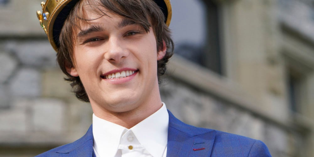 Mitchell Hope Is So Handsome In His Crown as King Ben For ‘Descendants ...