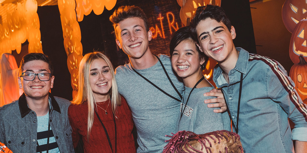 Peyton Elizabeth Lee, Ariel Winter, Elizabeth Gillies & More Head to ...