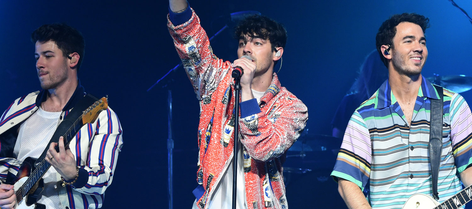 Jonas Brothers Perform For Largest Crowd Since Reuniting | Elle King ...