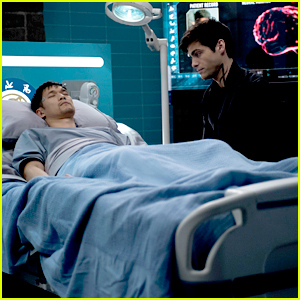 Magnus Is In The Hospital On Tonight’s ‘Shadowhunters’ & Alec Is By His ...