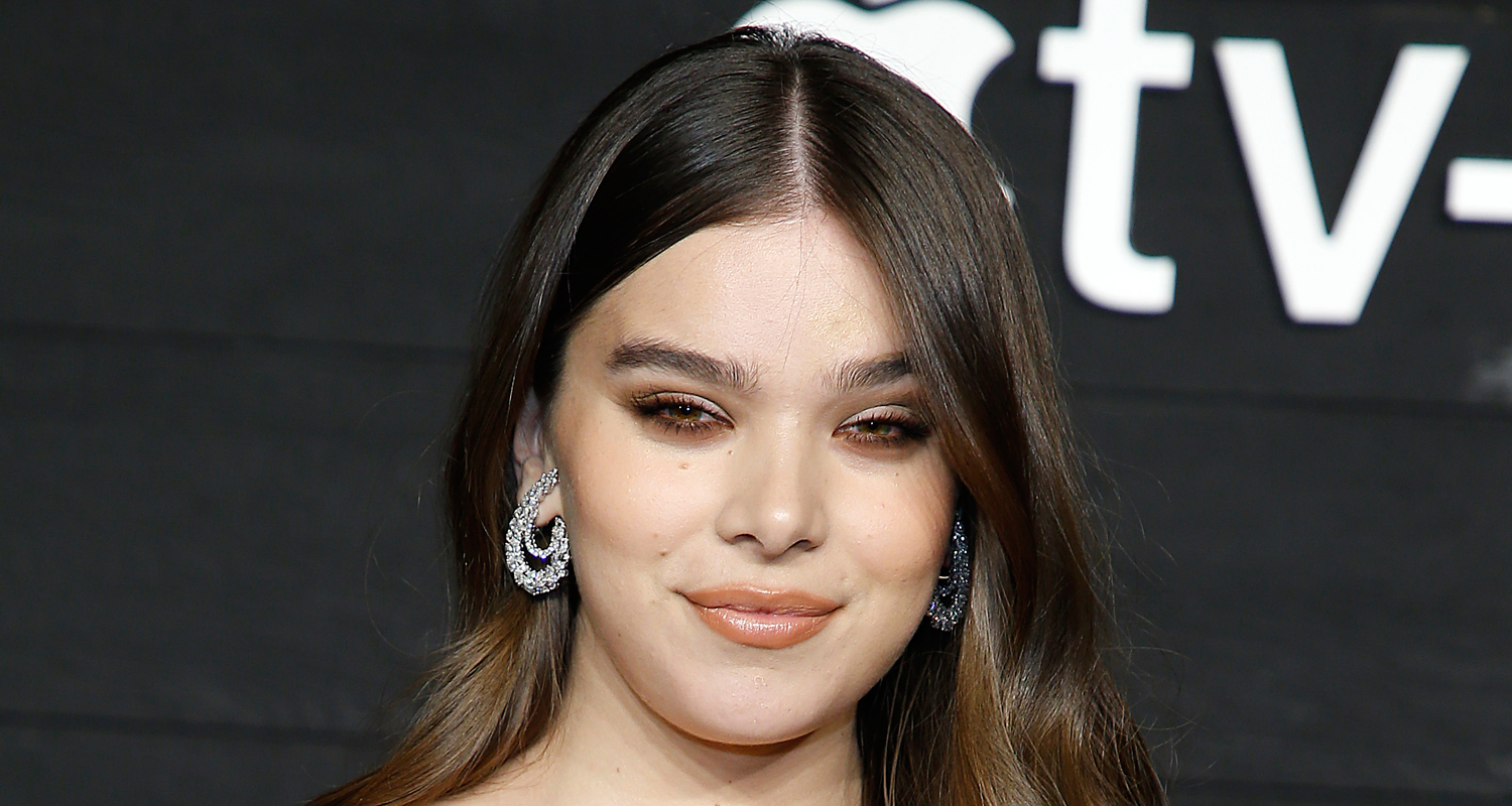 Hailee Steinfelds ‘dickinson Gets Season 2 Premiere Date And Season 3 Renewal Appletv Hailee