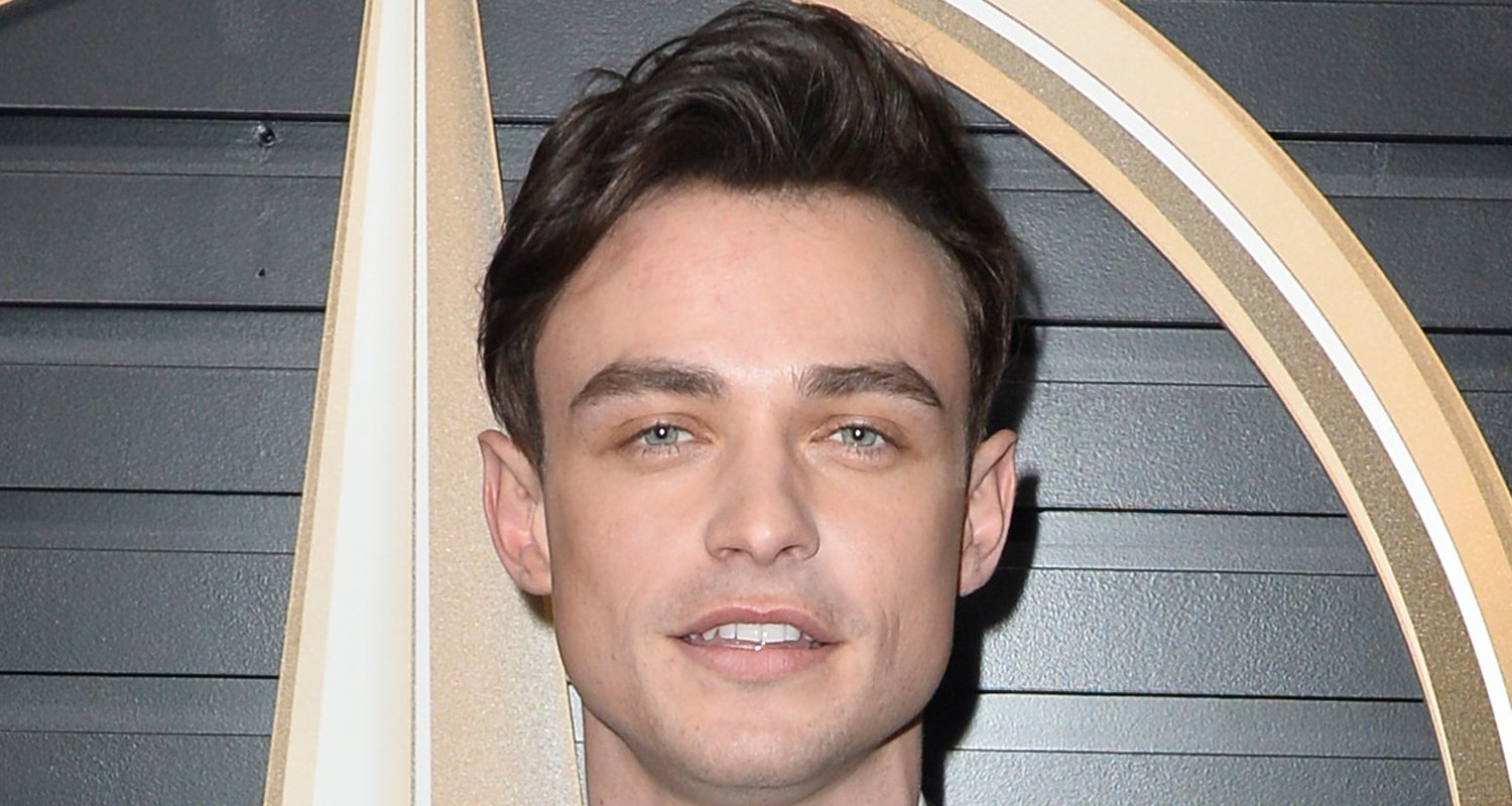 Thomas Doherty Shows Off Abs While Starting ‘Gossip Girl’ Filming ...