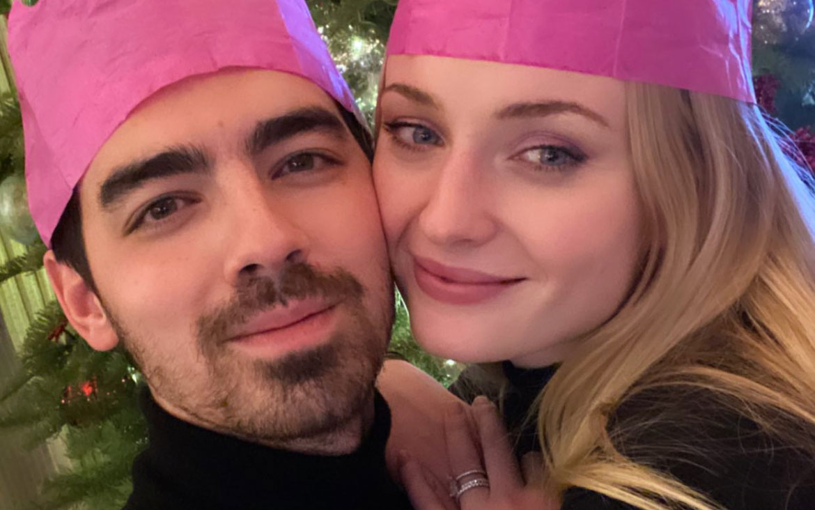 See Joe Jonas & Sophie Turner’s Christmas 2020 Selfie! | 2020 Christmas ...