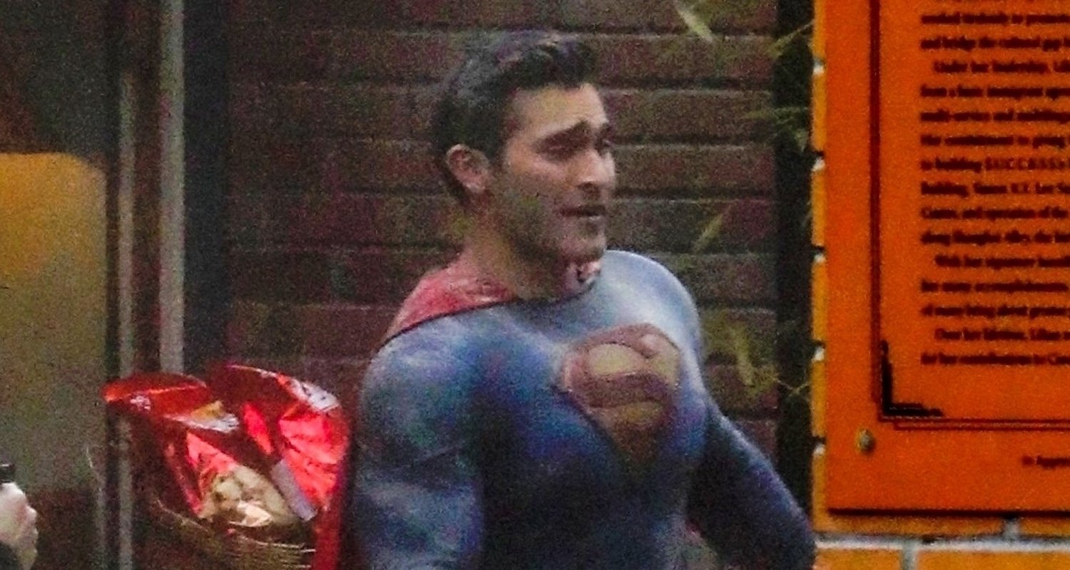 Tyler Hoechlin Looks Super Buff In New Super Suit On ‘Superman & Lois ...
