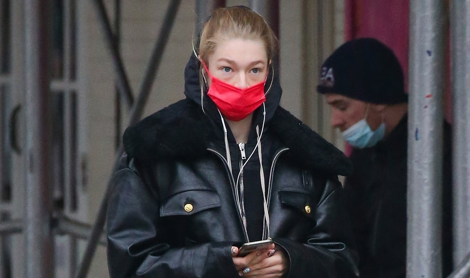 Fans Love That Hunter Schafer Uses Wired Earphones! | Hunter Schafer ...