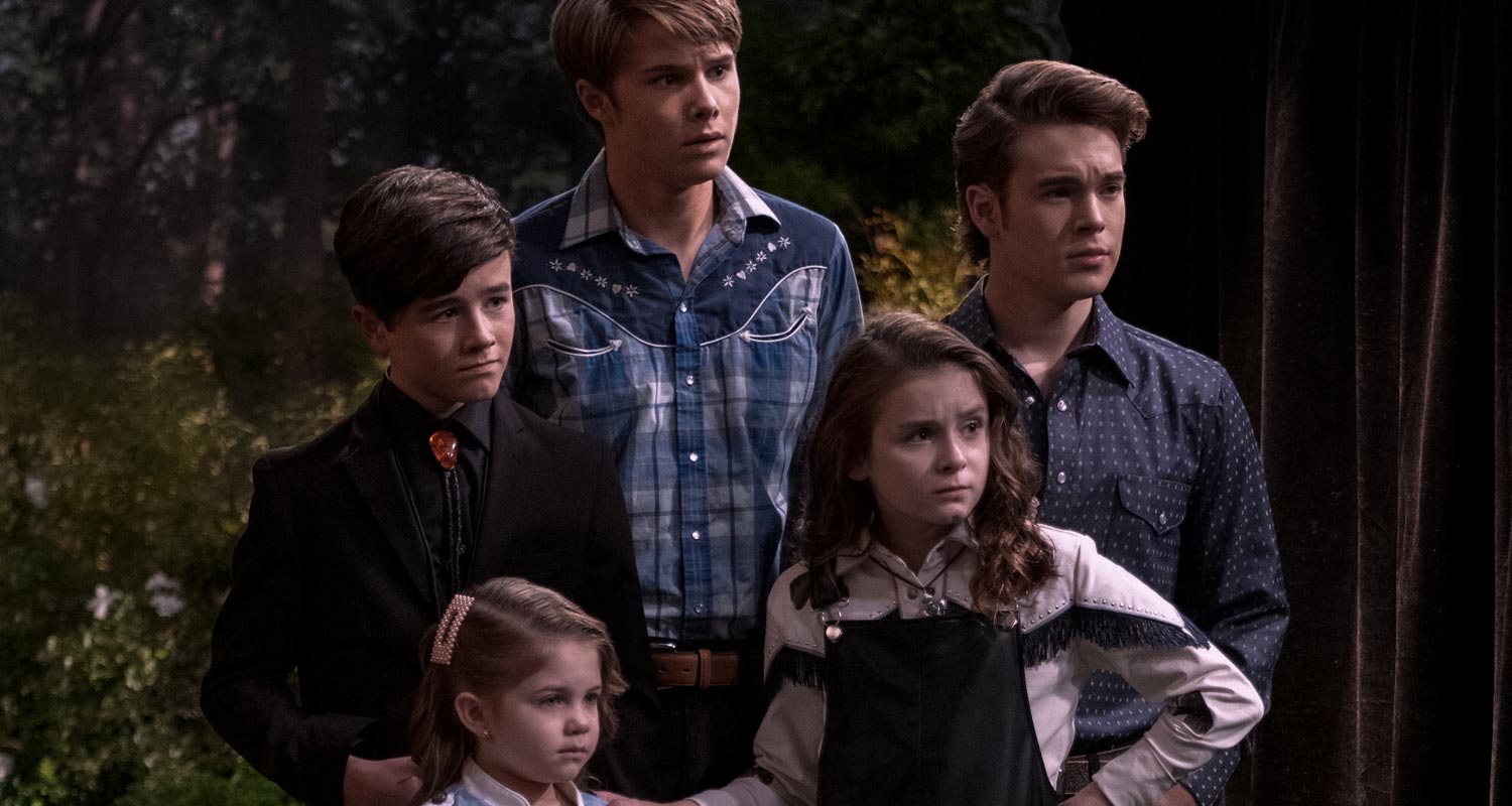 Ricardo Hurtado Stars In First Look Photos at New Netflix Show ‘Country ...