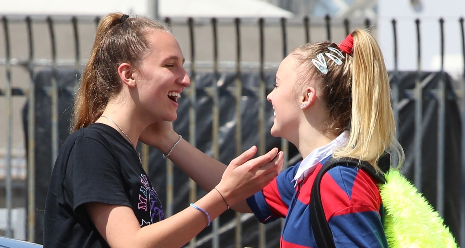 JoJo Siwa Gets a Kiss From Girlfriend Kylie Prew After ‘Dancing With ...