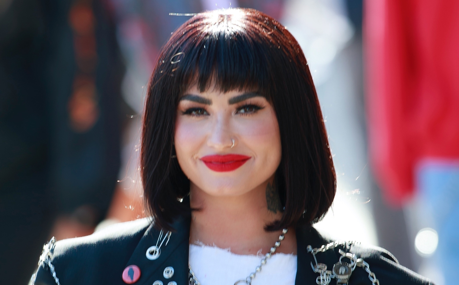 Demi Lovato Wears Wig with Bangs to Cover Facial Injury at ‘Kimmel ...