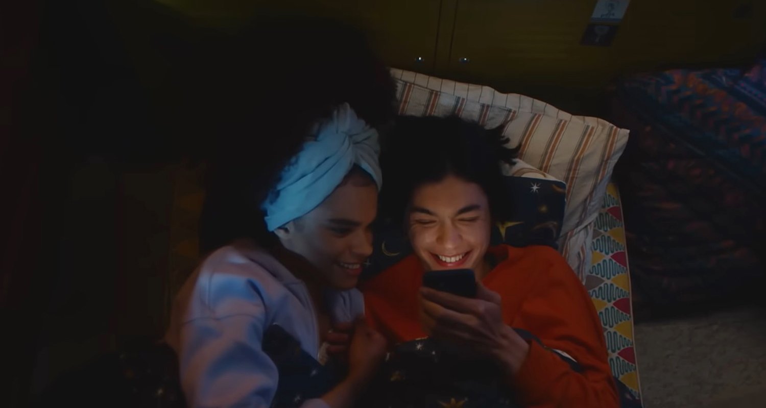 Elle & Tao Cuddle Up In ‘Heartstopper’ Season 1 Deleted Scene – Watch ...