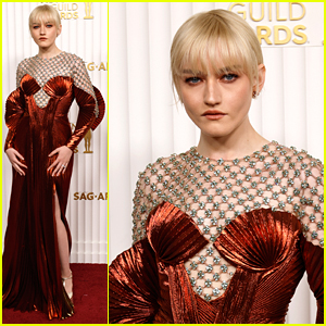 Julia Garner Channels a Mermaid with SAG Awards 2023 Look | 2023 SAG ...