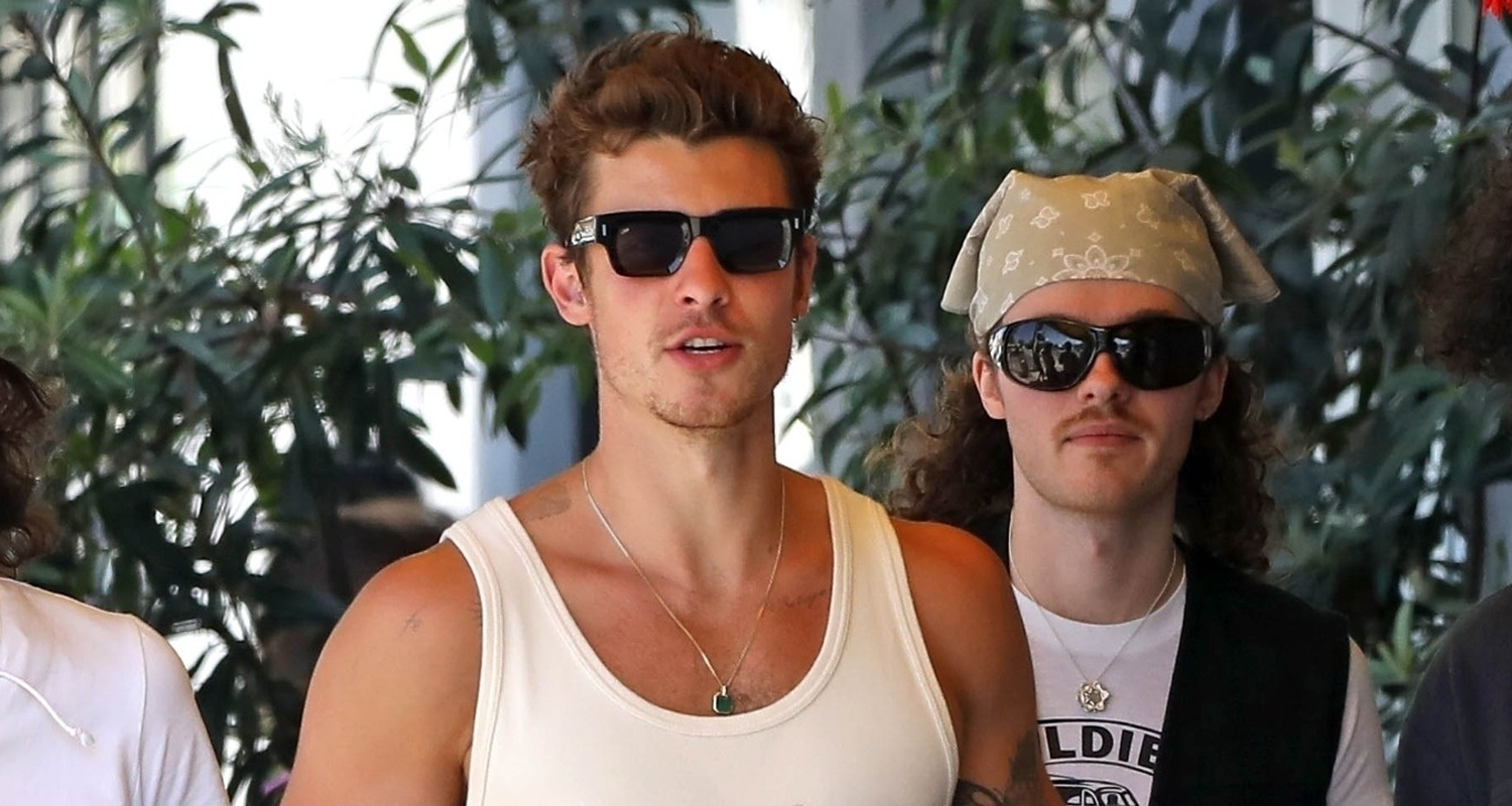 Shawn Mendes Picks Up Healthy Juice During Day Out with Friends | Shawn ...